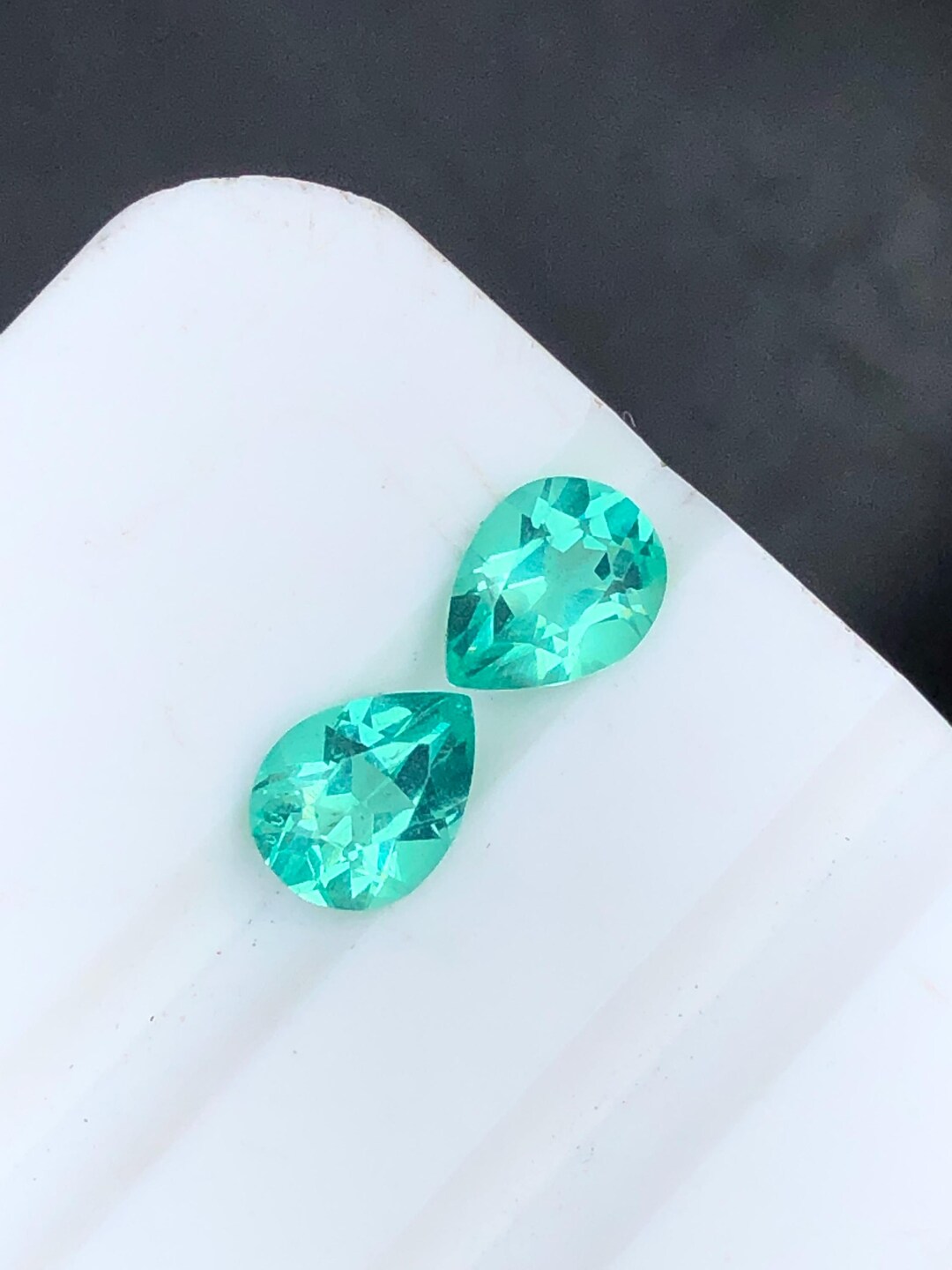 RARE GREEN EMERALD Pair Stone Pear Shape Pair Stones Emerald Neno Green ...