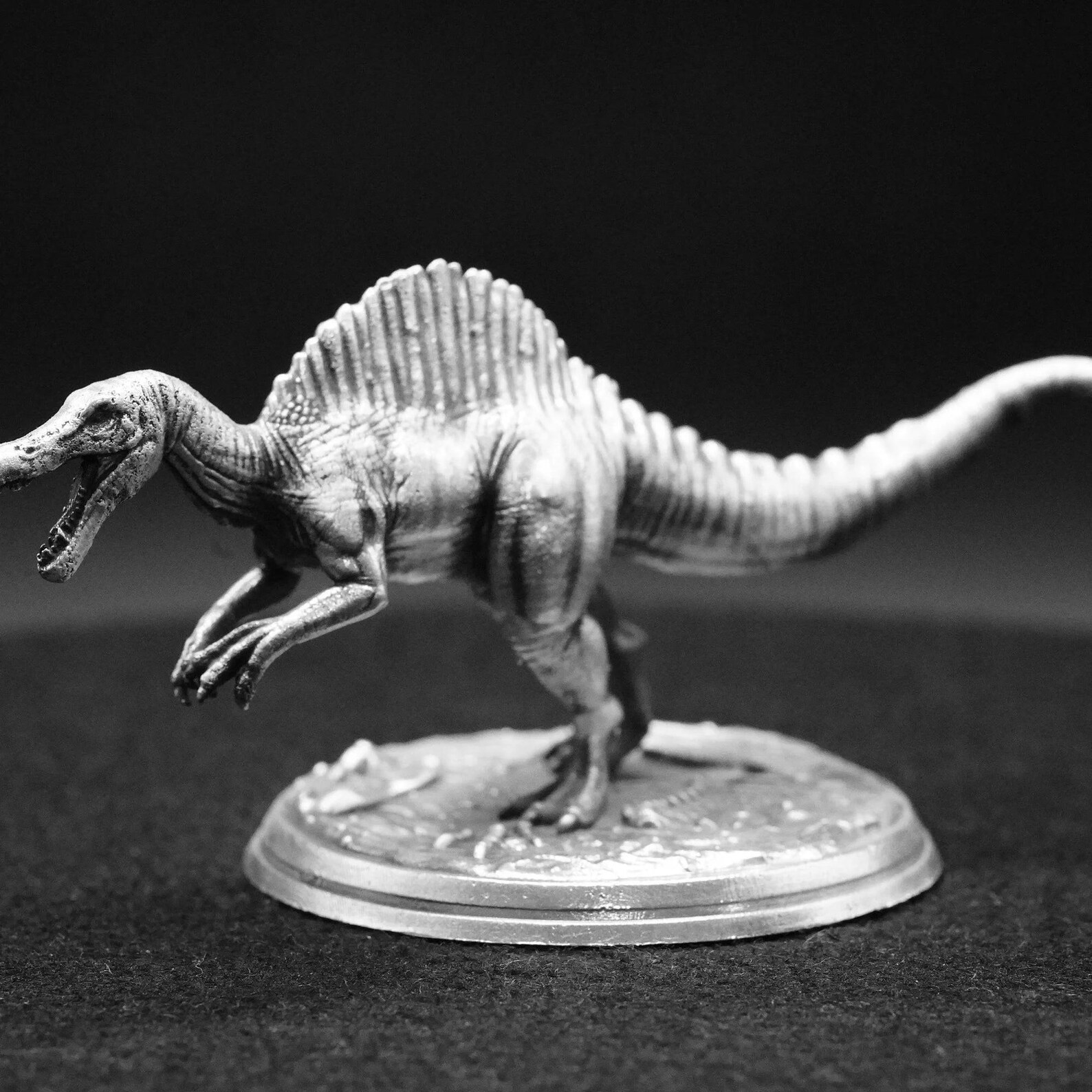 Spinosaurus | Gold Spartan 999 Silver Statue | Hand-poured Collectible ...