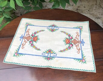 Vintage Embroidered Cross Stitch Hand Made Tablecloth Flower Tablemat ...