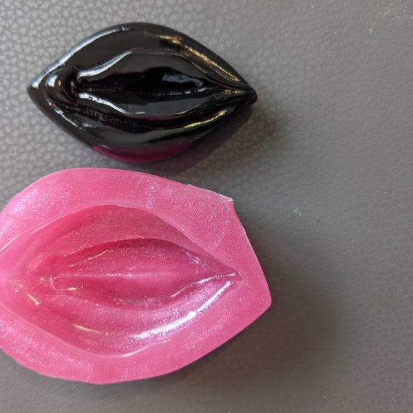 Resin Vulva Necklace - Etsy UK