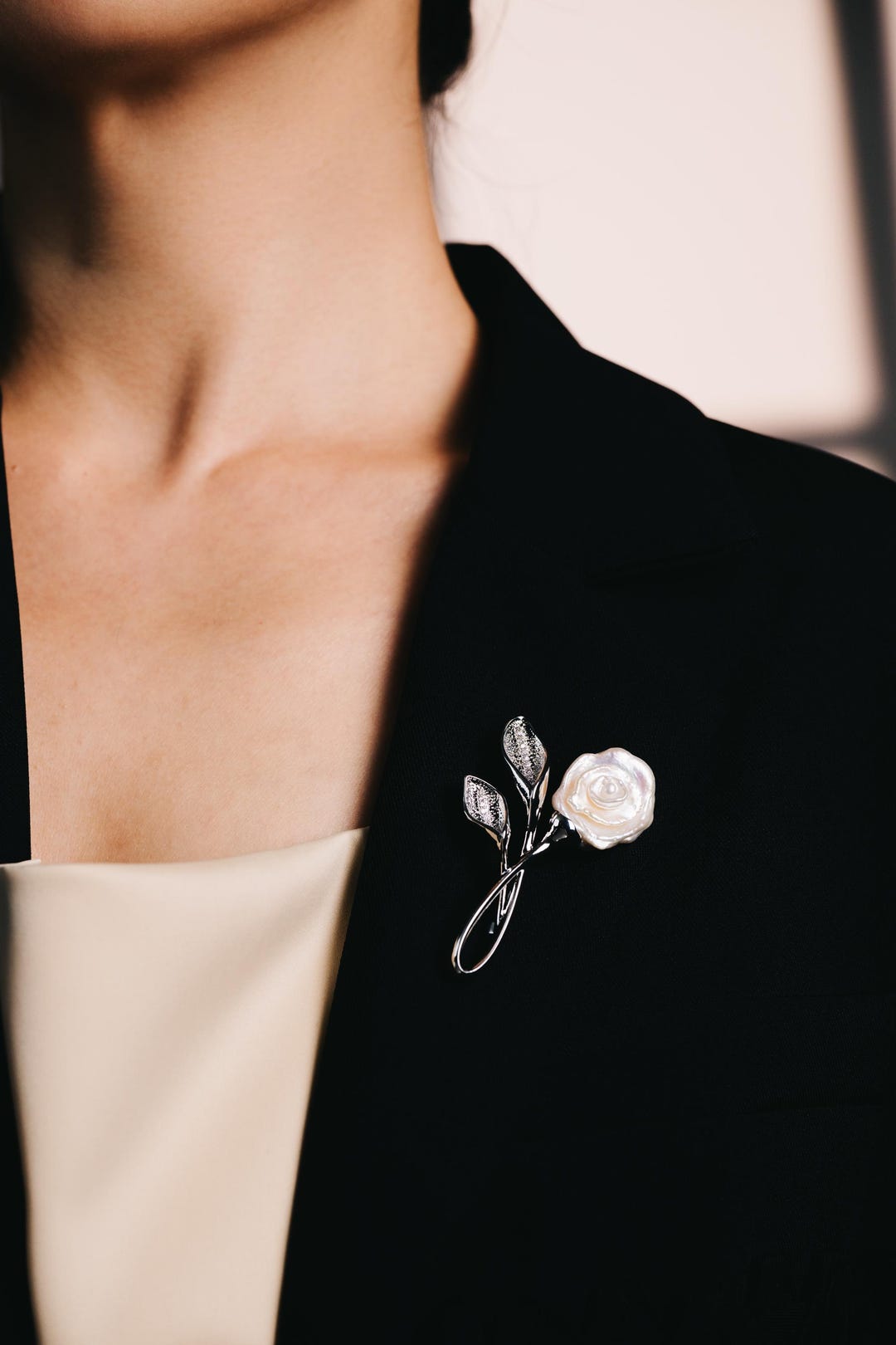Elegant White Rose Brooch: Pearl Flower Pin for Women’s, Wedding Outfit ...