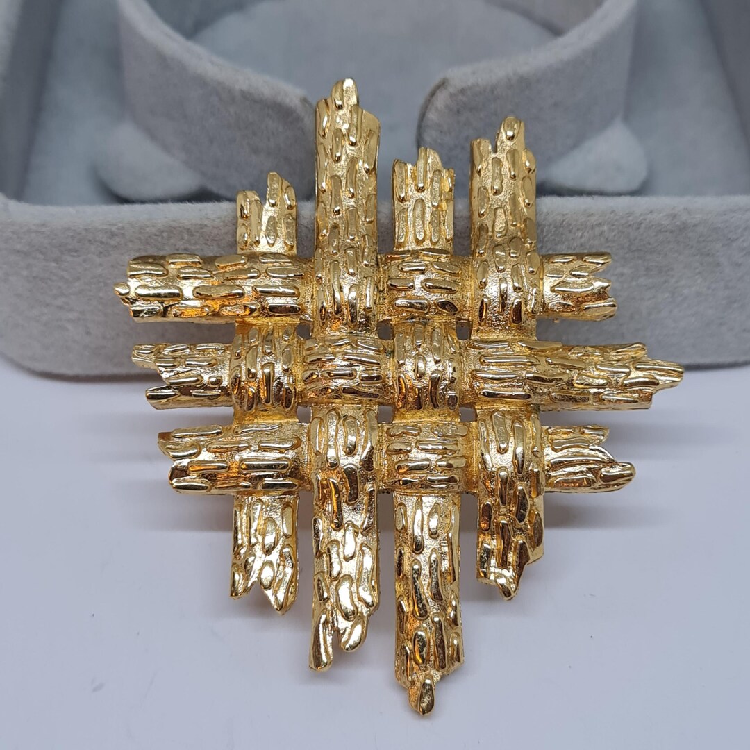 CROWN TRIFARI Basket Wave Brooch Textured Gold-tone Metal Vintage ...