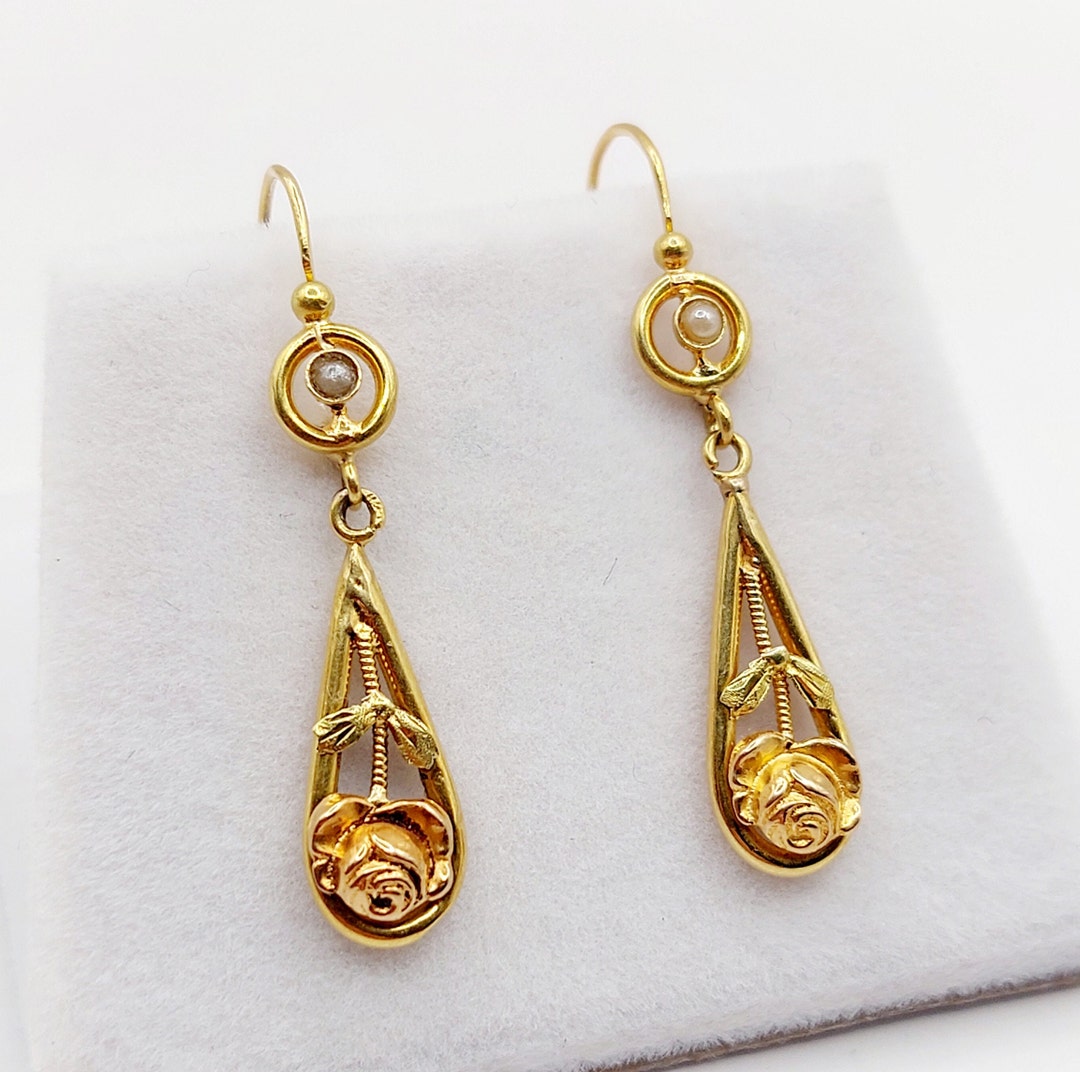 French Art Nouveau Sleepers 18k Gold Forming a Finely Chiseled Flower ...