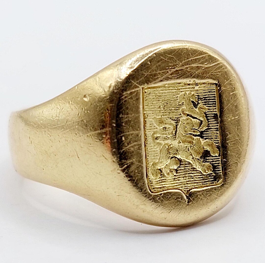 French Vintage Signet Ring 18k Gold Coat of Arms Decorated With a Lion ...
