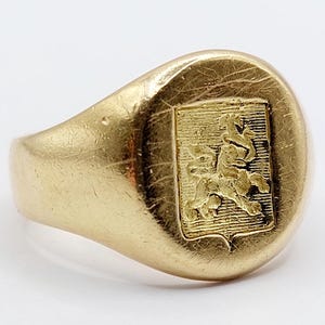 French Vintage Signet Ring 18k Gold Coat of Arms Decorated With a Lion ...