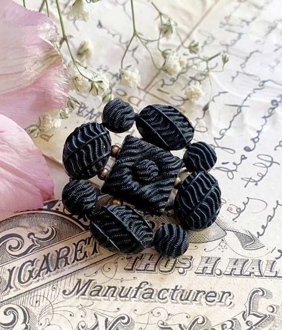 Antique mourning jewelry, Victorian Crepe stone mourn… - Gem