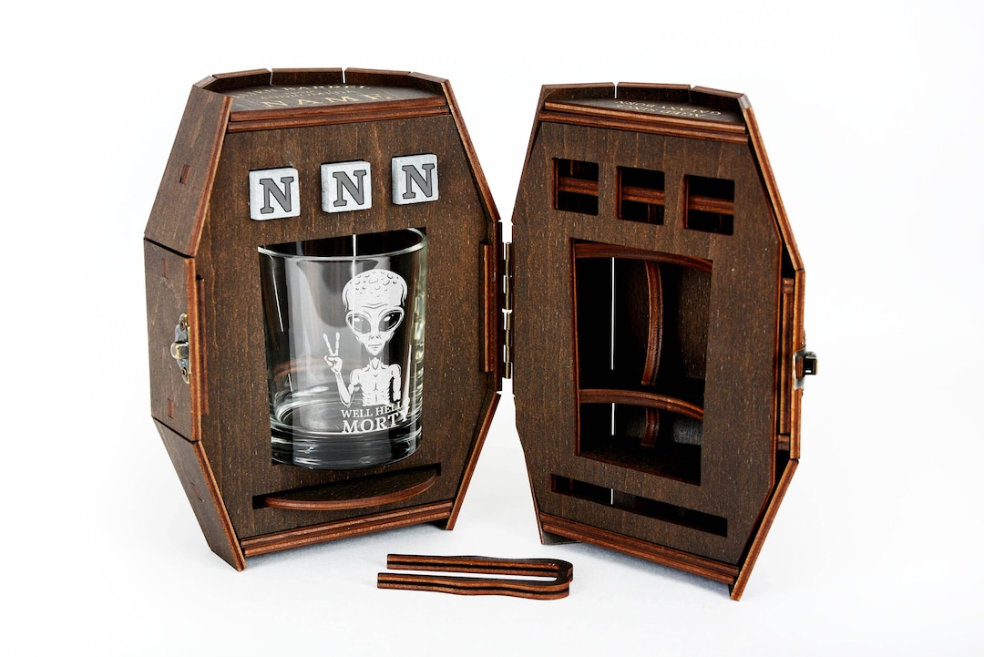 Alien Barrel UFO Space Spaceman, Personalized Whiskey Glass Set in ...