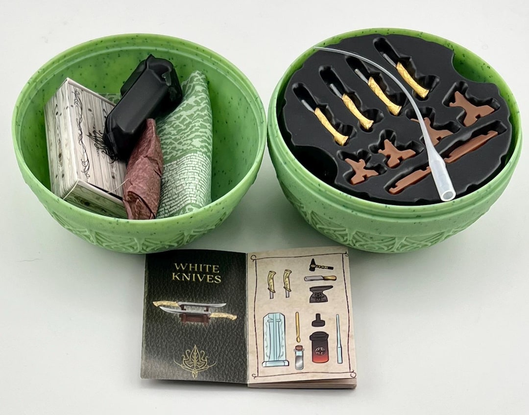 MGA Miniverse Make It Mini LOTR Lord of the Rings Legolas White Knives ...