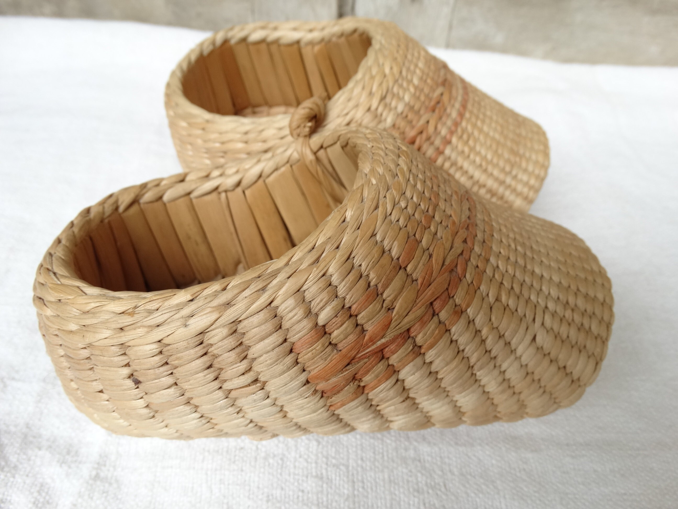 Vintage woven straw shoes. Children's natural fibre clogs. | Etsy