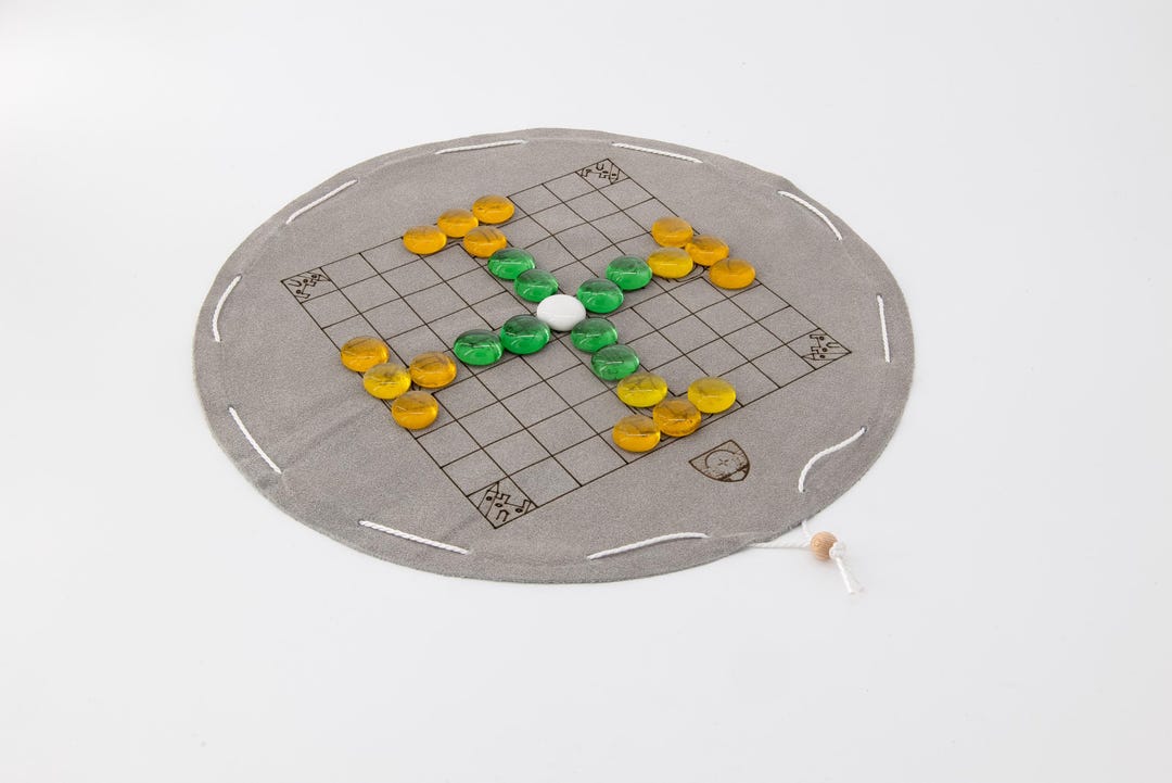 Hnefatal or Tablut, Wikingerschach, Tafl, Historical Board Games in a ...