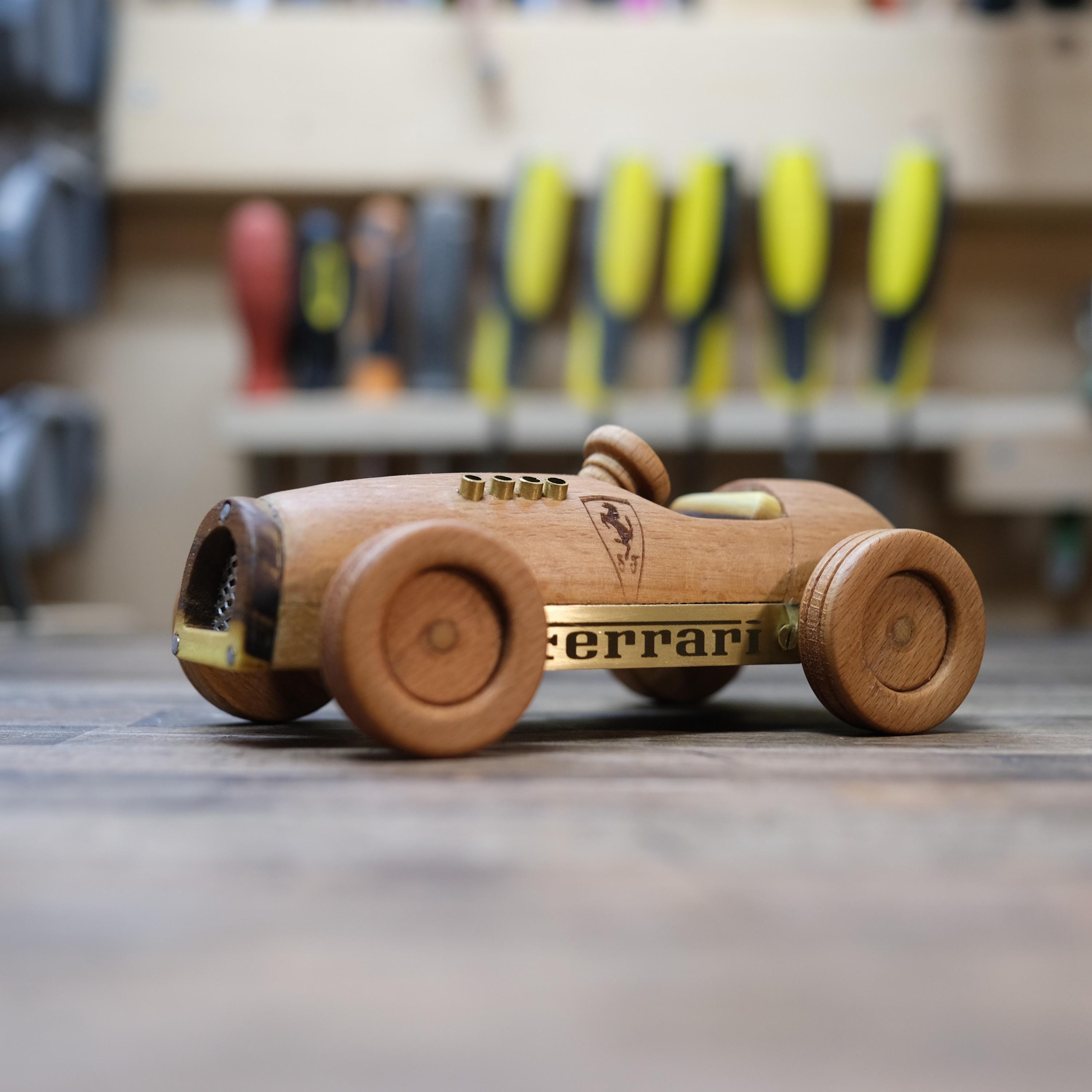 Handgefertigtes F1 Rennauto aus Holz - Vintage Ferrari 375 Spielzeug ...
