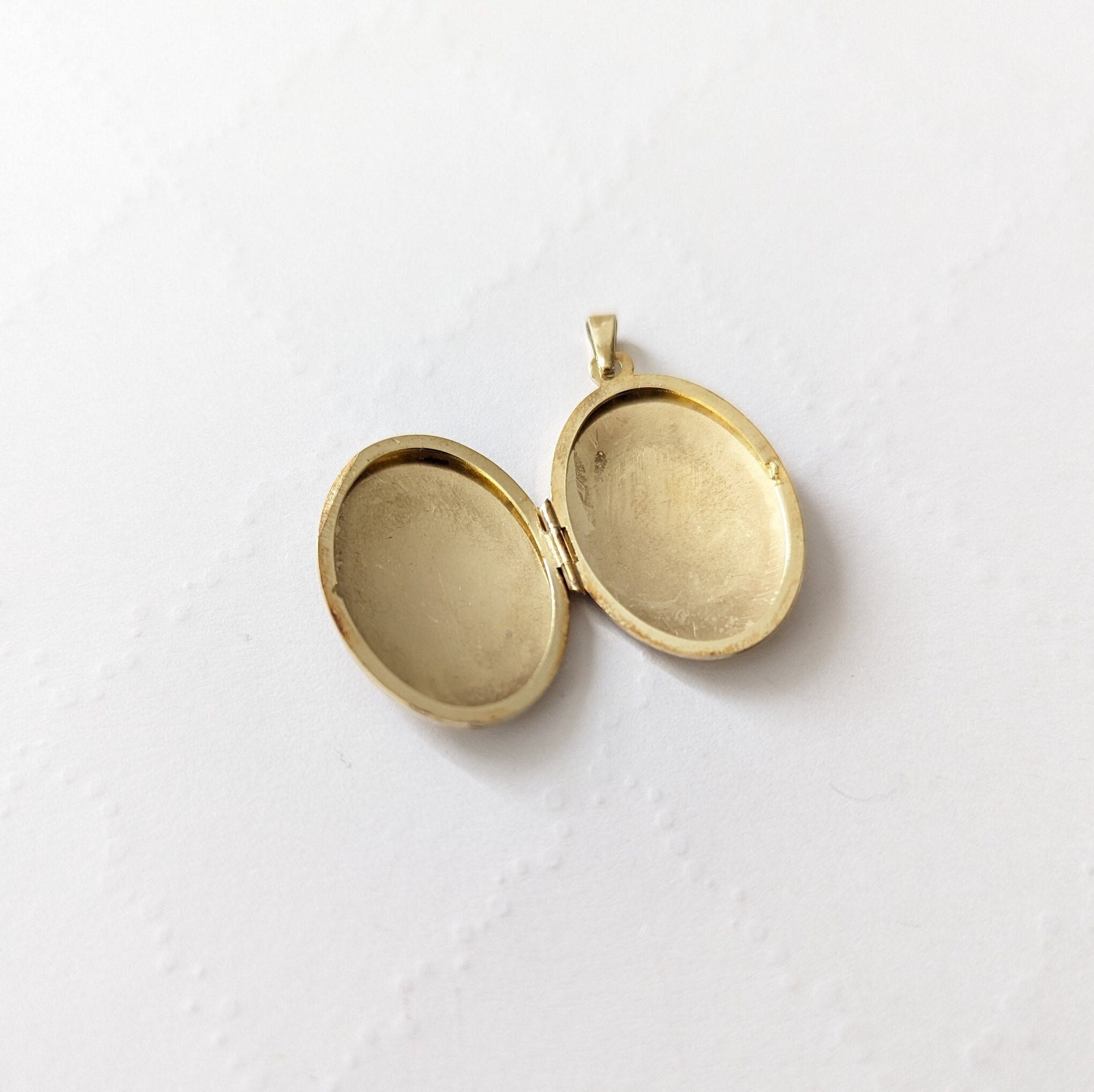 Vintage 10K Solid Gold Locket. 10K Yellow Gold Oval Locket With Elegant ...