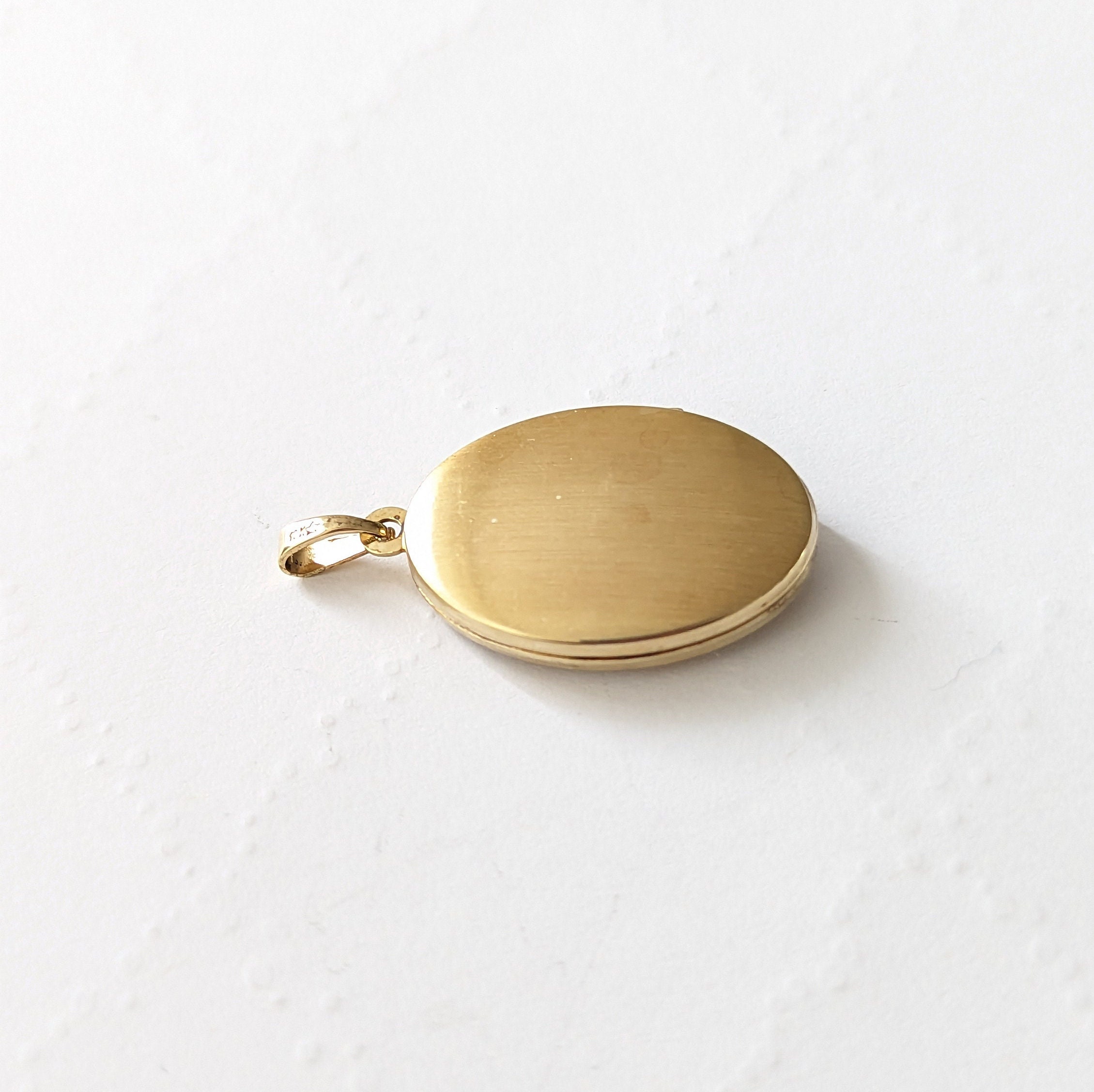 Vintage 10K Solid Gold Locket. 10K Yellow Gold Oval Locket With Elegant ...