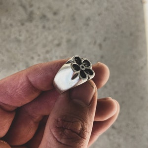 Flower Signet Ring - Etsy