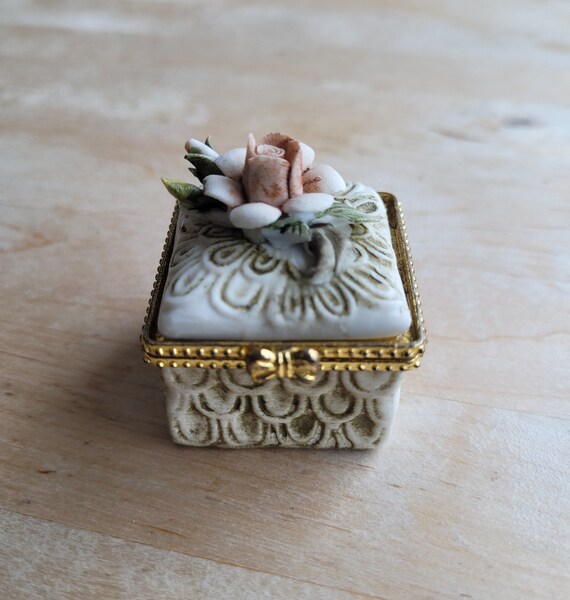Capodimonte floral pill box, vintage square hinged sm… - Gem