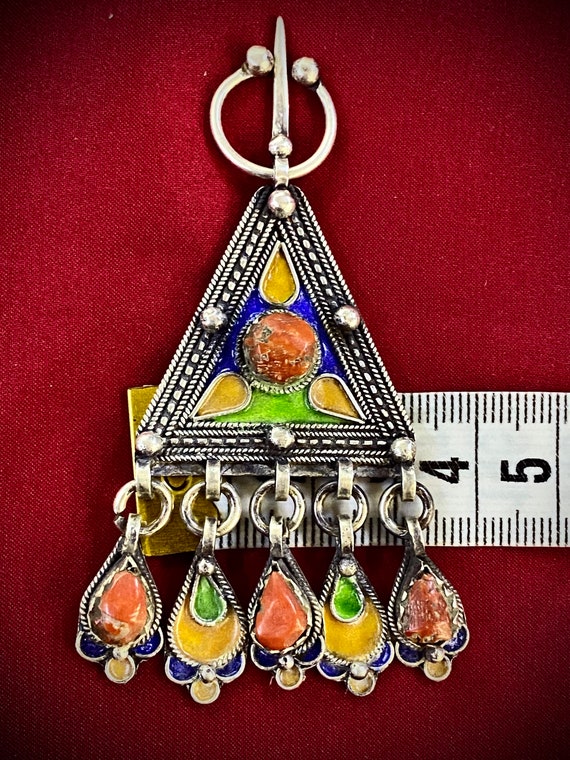 Une fibule kabyle émaillée avec des pierres en corail… - Gem