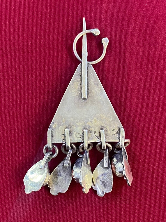 Une fibule kabyle émaillée avec des pierres en corail… - Gem