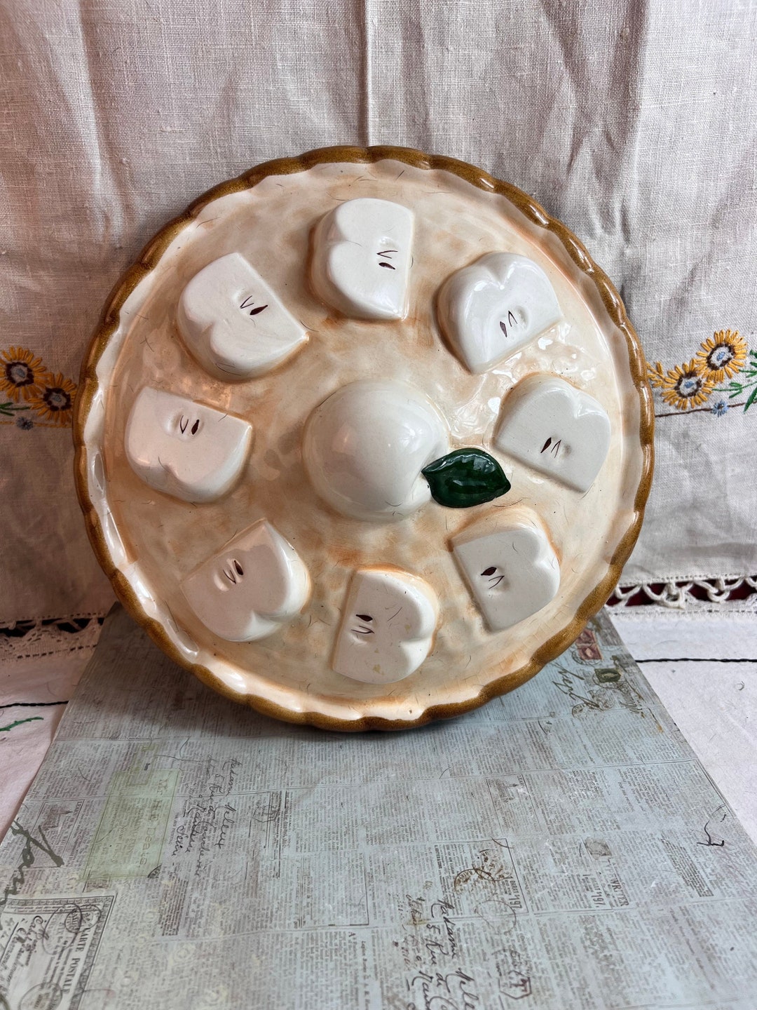 Vintage Apple Pie Plate Keeper Covered Dish Ceramic Server Whitterware ...