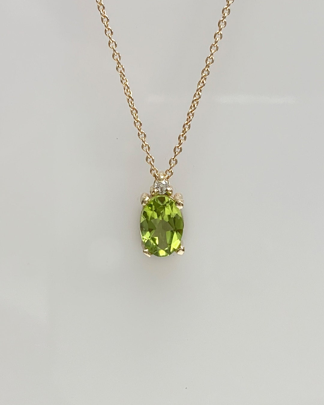 Klassische Peridot Halskette mit winzigen Diamanten aus 14K solidem ...
