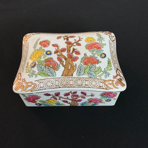 Antique Japanese hand painted porcelain box with a tr… - Gem