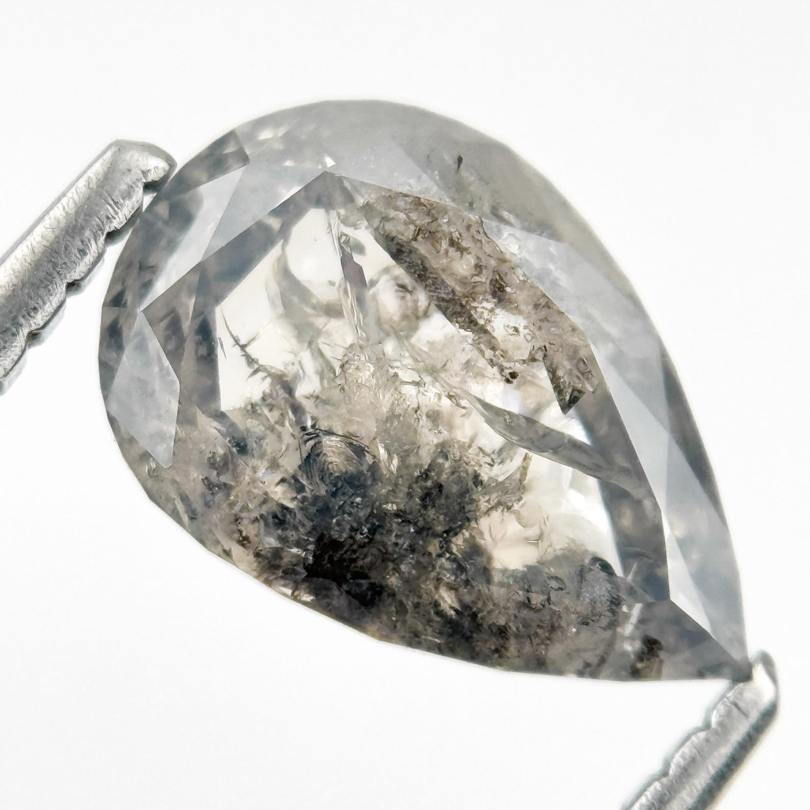 Diamante suelto de 1,33 ct en forma de pera, color gris sal y pimienta ...