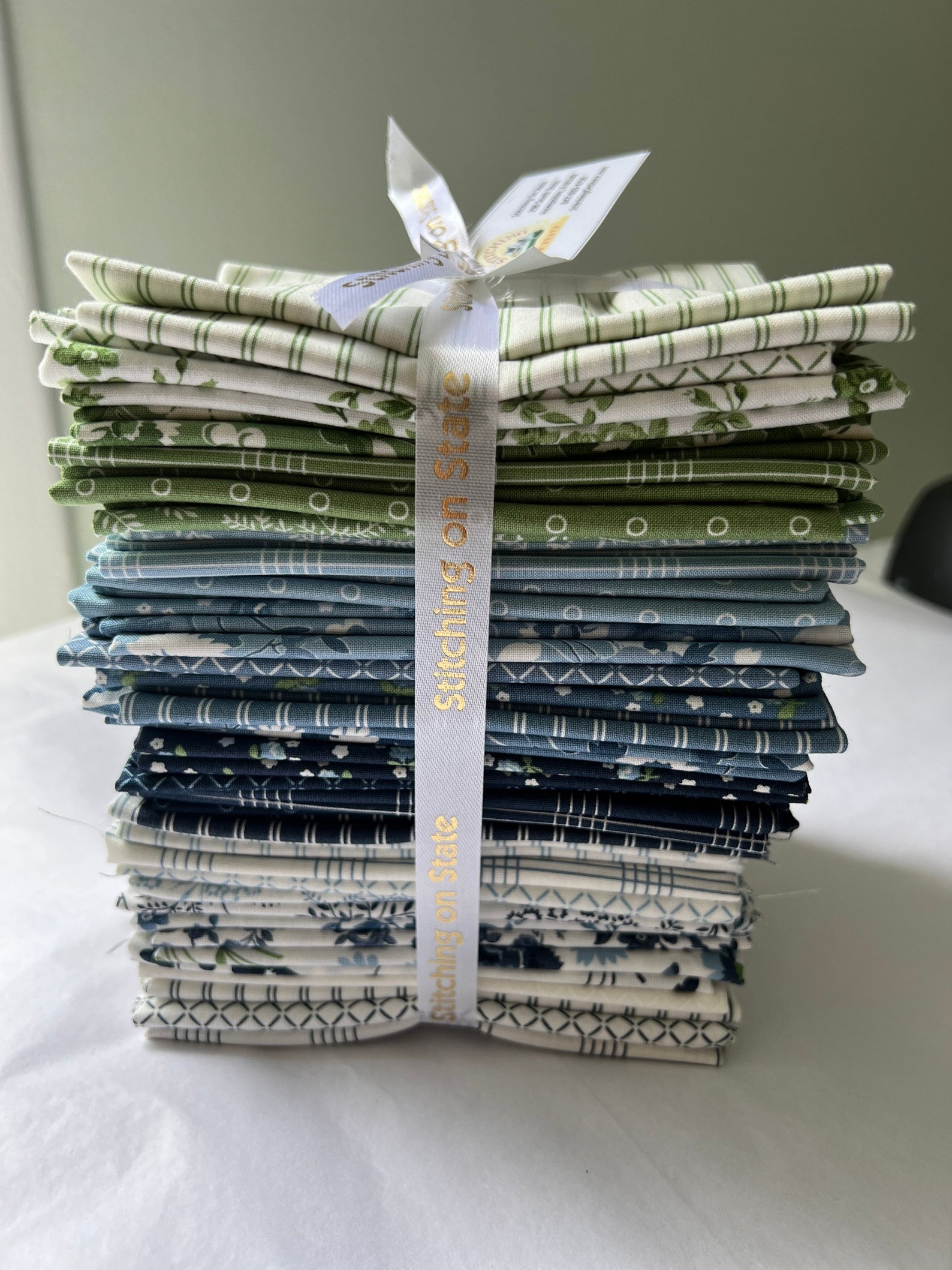 Shoreline Fat Quarter Bundle, Camille Roskelley 40 Fat Quarters, 10 ...