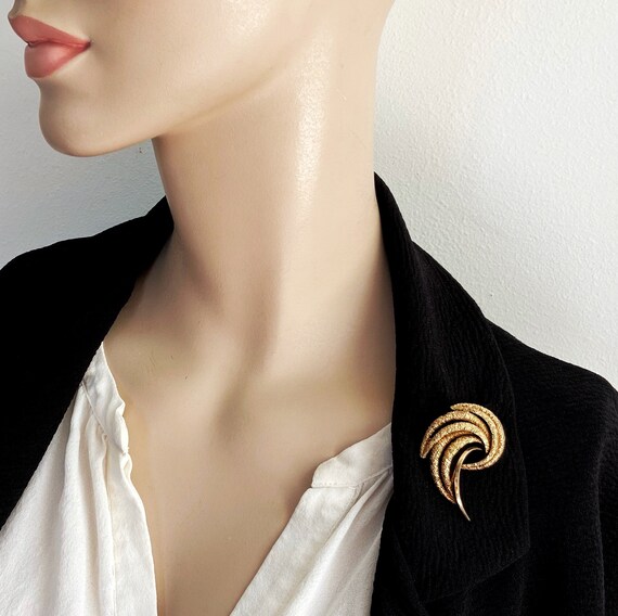 1970s Modernist Swirl Brooch - Smooth + Texture - Gol… - Gem