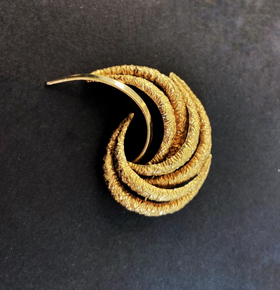 1970s Modernist Swirl Brooch - Smooth + Texture - Gol… - Gem