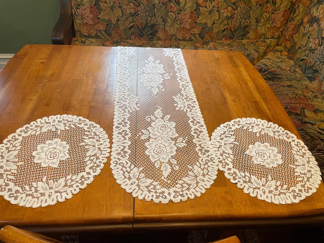 Vintage Table Runner and 2 Vintage Doilies - Etsy