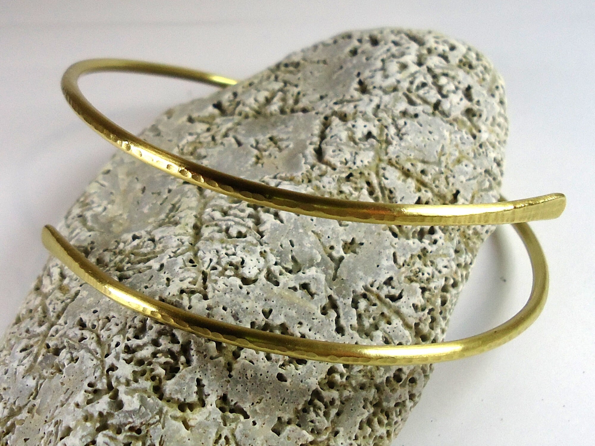 1 Oberarmreif, aus Messing, Hammered, Handgefertigt, Schmuck ...