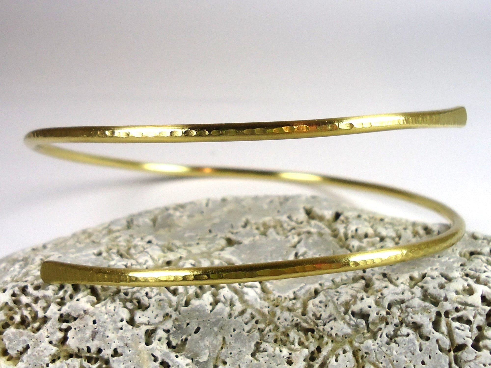 1 Oberarmreif, aus Messing, Hammered, Handgefertigt, Schmuck ...