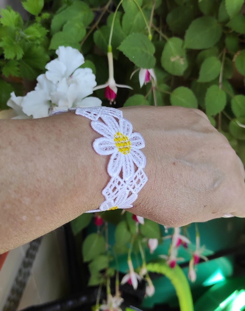 FSL Daisy Bracelet Embroidery Design – Freestanding Lace Floral Cuff in ...