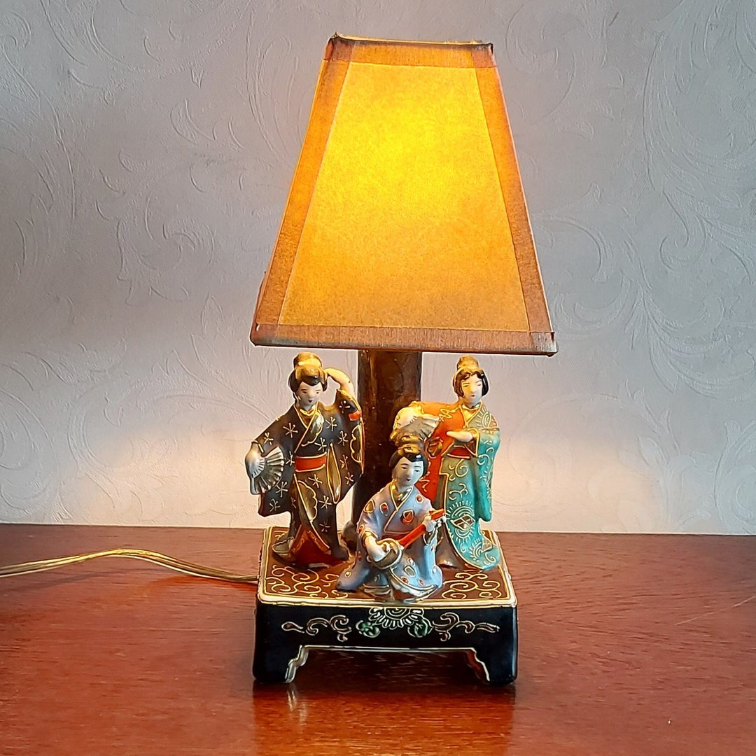 Japanese Kutani Porcelain Geisha Maid Lamp With Hand-painted Geishas on ...