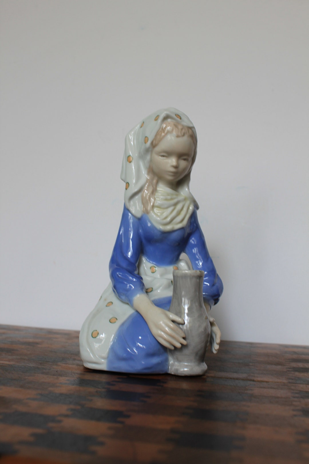Vintage Dutch Peasant Girl W/ Vase. Blue & White Porcelain, Small Bud ...