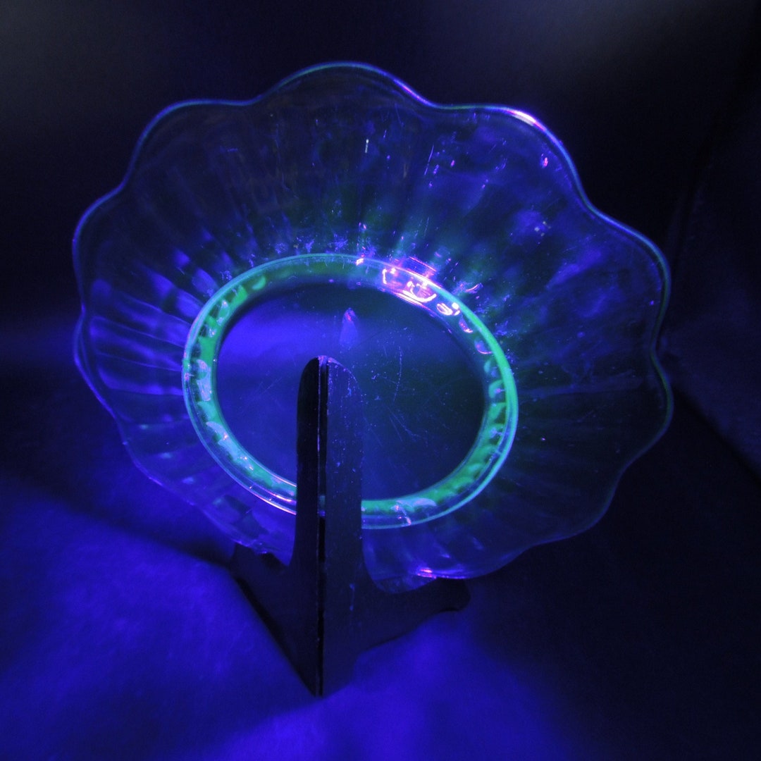 Uranium Glass Wavy Edge 8" Plates ~ Set of 7 - Etsy