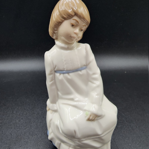 Nadal Girl Figurine - Etsy UK