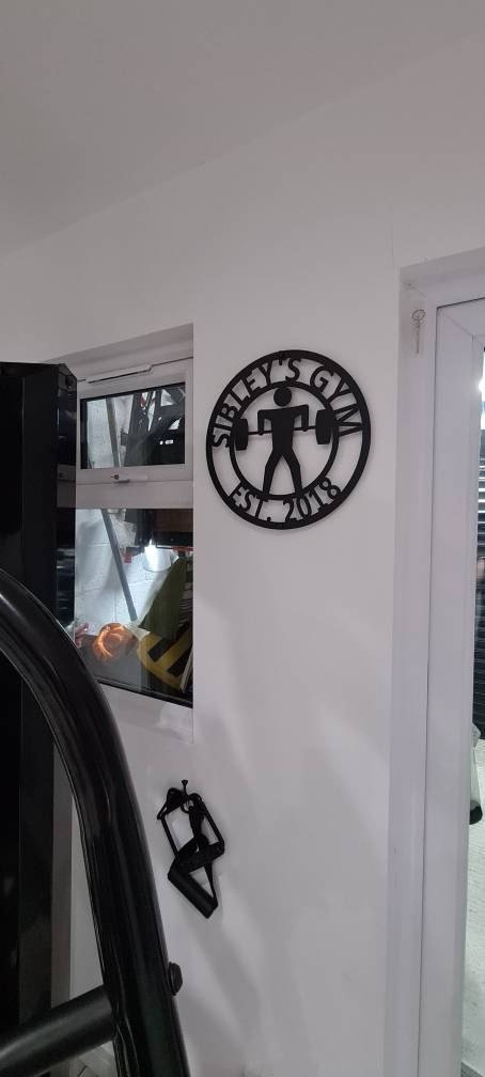 Letrero metálico de gimnasio con barra de levantamiento de pesas ...