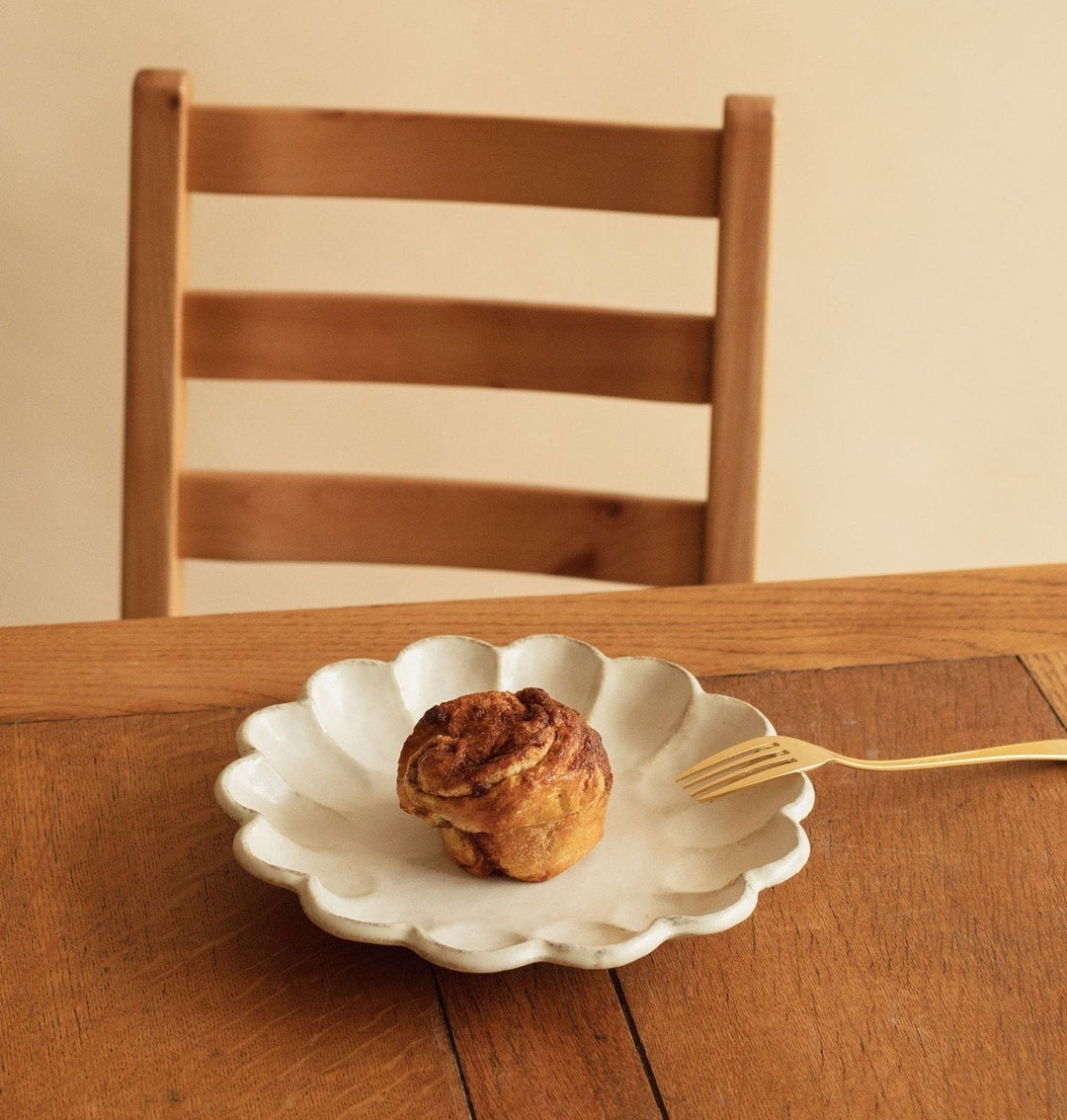 Kohyo Rinka Petal 21cm Plate | Japanese Ceramic - Rustic Off-white ...