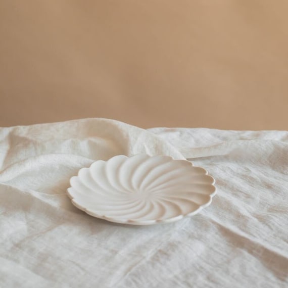 Minimal dinnerware Kasumi Fujimura Twist plate Japanese handmade Matte ...