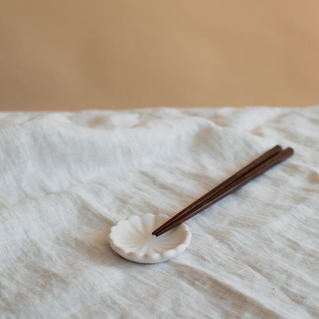 Kasumi Fujimura Flower-shaped Cutlery Rest | Matte White Plate ...