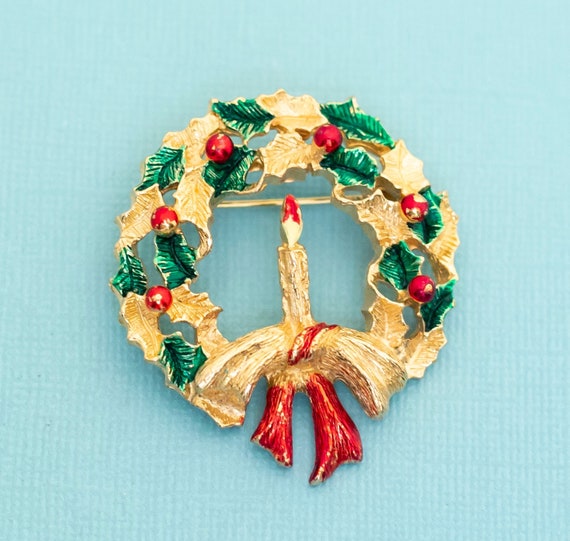 Vintage Intricate Gold Tone Christmas Wreath Brooch b… - Gem
