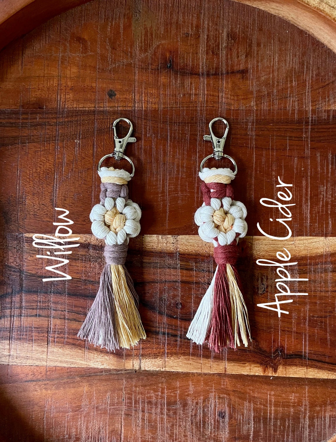 Daisy Keychain // Macrame Keychain // Flower Keychain // - Etsy