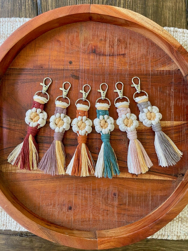 Daisy Keychain // Macrame Keychain // Flower Keychain // - Etsy
