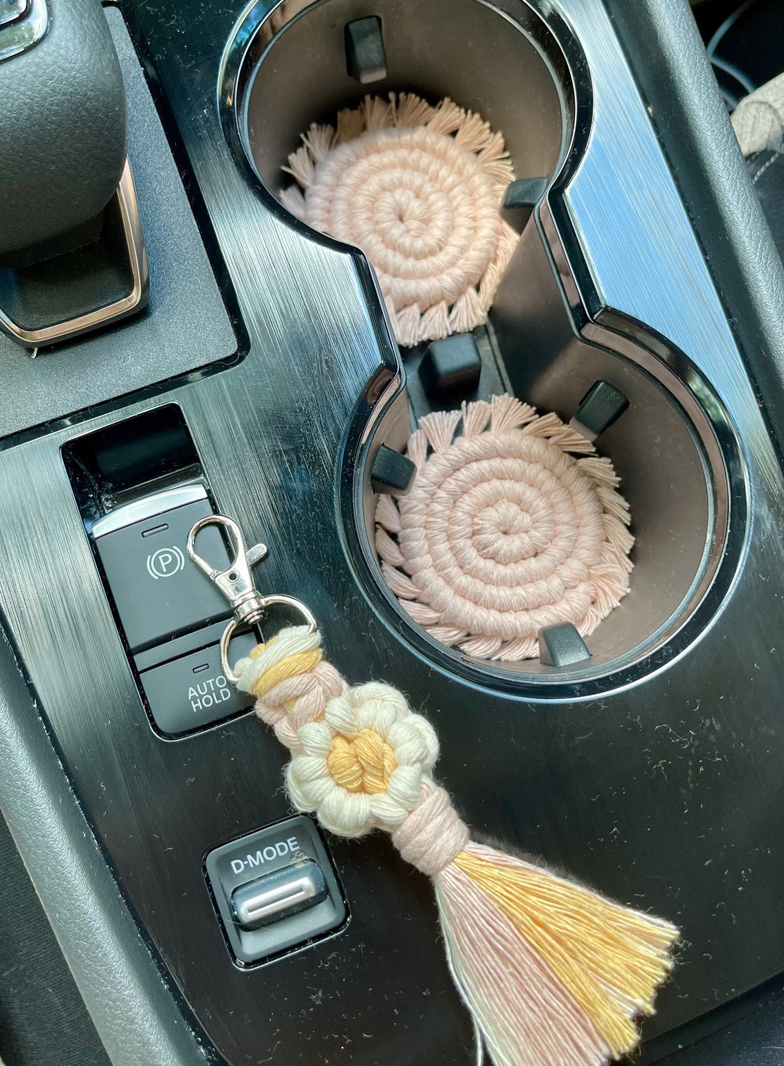 Daisy Keychain // Macrame Keychain // Flower Keychain // - Etsy