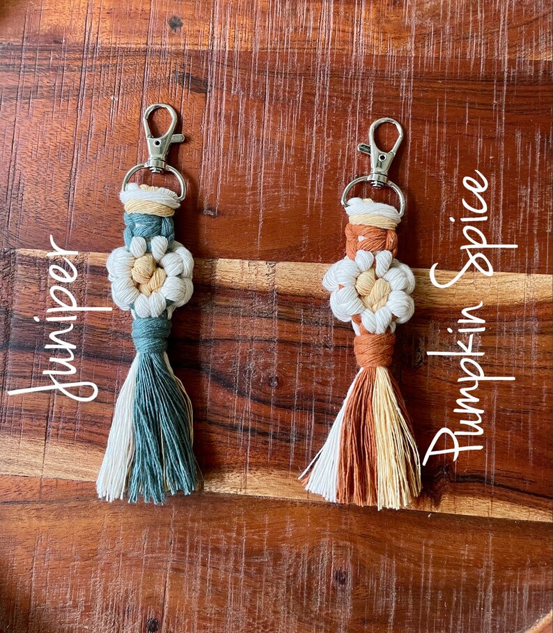 Daisy Keychain // Macrame Keychain // Flower Keychain // - Etsy