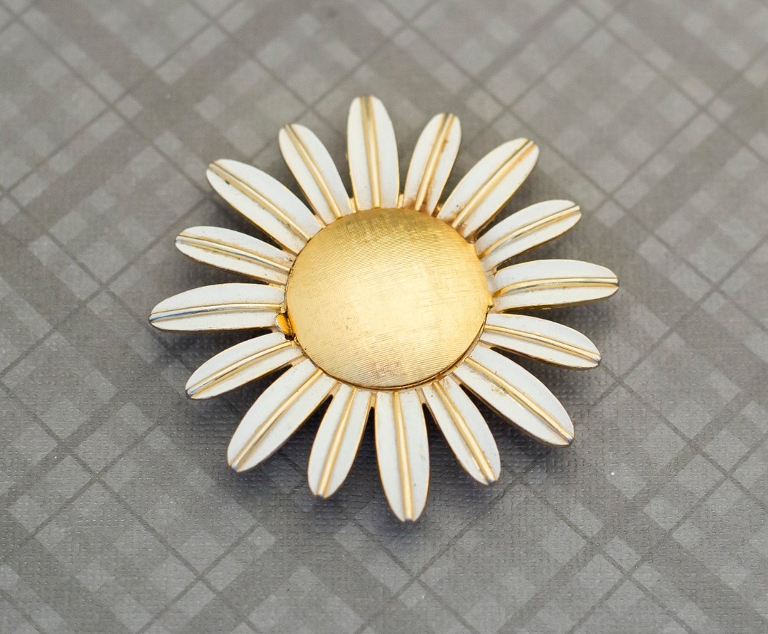 Vintage Boho Daisy Floral Brooch by Avon G13 - Etsy