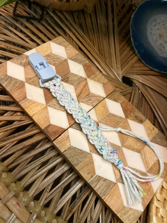 Macramé bay Binky Clip - Etsy