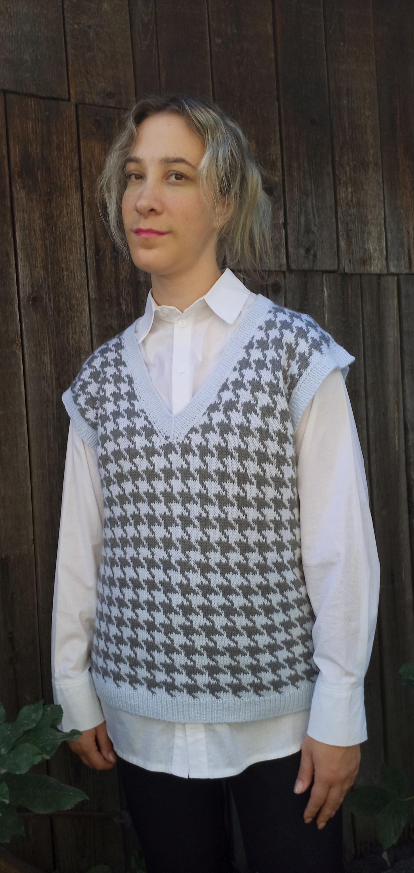 Women's Knitted Vest With Jacquard Houndstooth Pattern With V-shaped ...