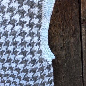 Women's Knitted Vest With Jacquard Houndstooth Pattern With V-shaped ...