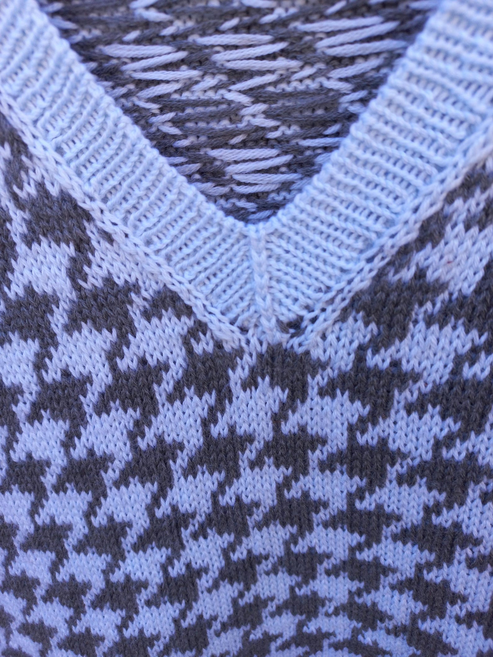 Women's Knitted Vest With Jacquard Houndstooth Pattern With V-shaped ...